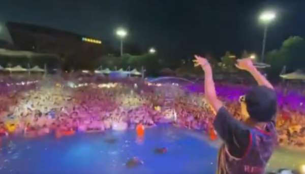 Thousands Of People Attend A Poolside Rave In Wuhan - Only Techno