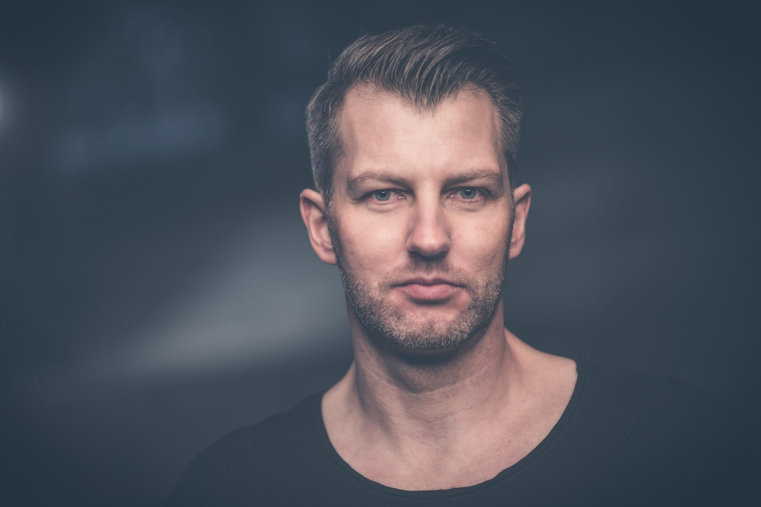 Mac-Kee delivers a powerful track, "Burning" - Only Techno